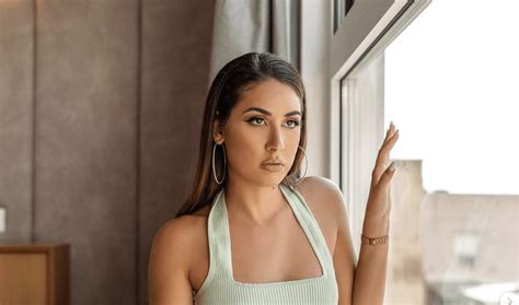 Η E Κρεμλίδου σε σκάφος με το μαγιό της Φιλά τον σύντροφό της αισθησιακά Της πιάνει την πίσω