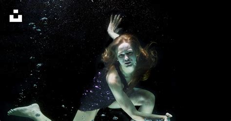 파란색과 흰색 비키니 탑과 파란색과 흰색 고글을 입은 여자 사진 Unsplash의 무료 터키 이미지