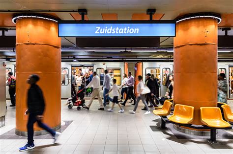 벨기에 브뤼셀의가 르 뒤 미디 쥬 잇 역 지하철 역에서 기차를 타고 승객 문자에 대한 스톡 사진 및 기타 이미지 문자 벨기에 지하철 여객 열차 Istock