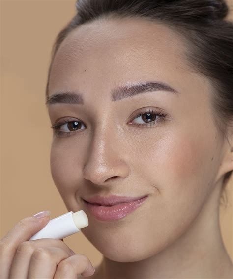 فوائد مرطب الشفاه لا تقدّر بثمن لا تستغني عنه على الإطلاق مجلة سيدتي