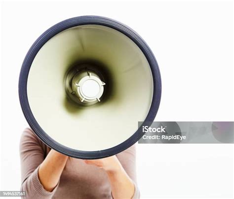 그녀의 얼굴 앞에 거대한 메가폰을 가진 여자 프레임을 채우고 여자에 대한 스톡 사진 및 기타 이미지 여자 한 명의 여자만