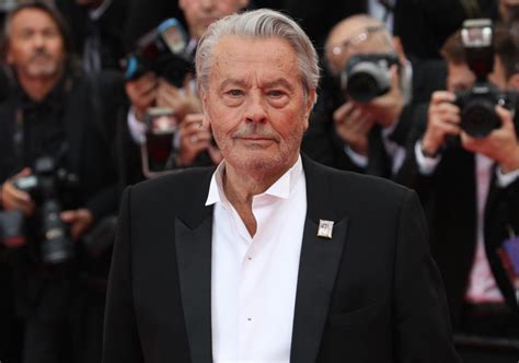 ალენ დელონის სახლიდან პოლიციამ 72 ცეცხლსასროლი იარაღი ამოიღო • Forbes Georgia