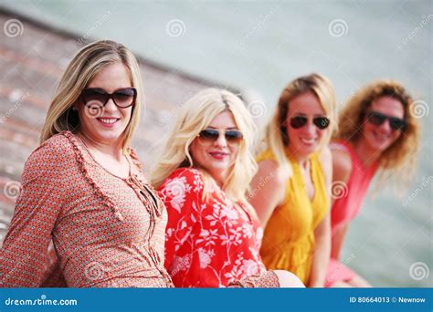 Quattro Ragazze Che Ridono E Che Si Divertono Immagine Stock Immagine