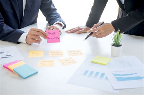 자산 관리 및 재정 개념 비즈니스 회계 분석 및 평가 데이터 투자 펀드에 대 한 계산 및 보고서 보고 스티커 메모 종이와 토론을가지고 개발에 대한 스톡 사진 및 기타 이미지