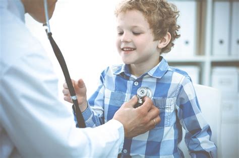 Niño Médico Y Paciente Médico Que Examina Al Niño Pequeño Visita
