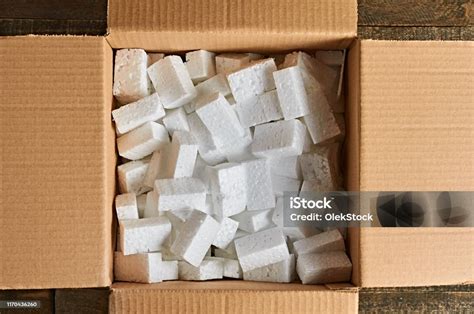 직사각형 스티로폼 블록으로 가득 찬 소포용 사각형 골판지 상자를 엽니다 맨 위 보기 가득 찬에 대한 스톡 사진 및 기타 이미지 가득 찬 단열재 벽돌 Istock