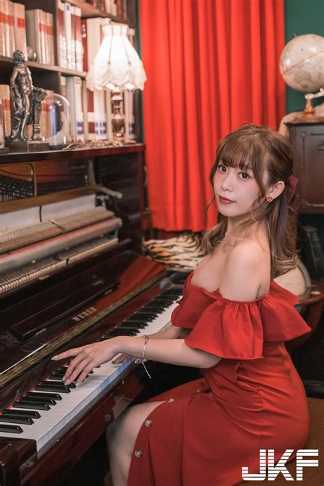 性感名伶Yuri 品瑜爆乳出席小洋裝包不住前凸後翹 網路美女 JKF 捷克論壇
