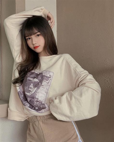 【ev女孩】路邊驚見「白嫩大眼妹」曲線一覽無遺，「螞蟻腰搭長玉腿」惹心癢 Ev撲克官網