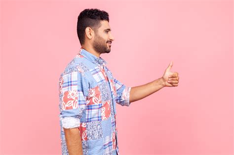 잘 했어 좋은 일 캐주얼 한 스타일 블루 셔츠를 입고 수염을 가진 잘 생긴 미소 행복한 남자의 측면 보기 앞을 보고 엄지 손가락을 표시 남자에 대한 스톡 사진 및 기타