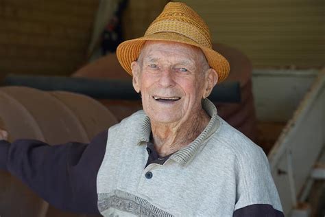 ඔස්ට්‍රේලියාවේ වයස්ගතම ගිනි නිවන භටයාට පදක්කමක් Auslanka Tv Australian News For The Sri