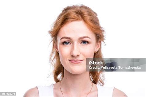 유럽의 아름 다운 젊은 여자의 초상화 긴 붉은 머리와 그녀의 얼굴에 주 근 깨와 함께 백인 국적 스튜디오에서 흰색 배경에 포즈