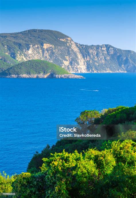 아름 다운 여름 파노라마 바다 코르푸 섬 이오니아 군도 그리스에 맑은 푸른 물과 가까운 베이에 있는 팔 레 오카스 트리 차