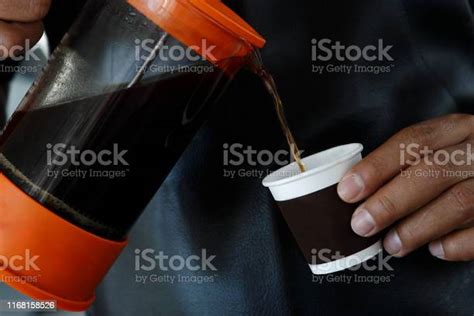 바리스타의 손이 커피 공장에서 에스프레소와 아메리칸 커피를 준비합니다 카푸치노는 이탈리아에서 유래한 에스프레소 기반 커피 음료로 전통적으로 스팀 밀크 폼으로 제조됩니다 0