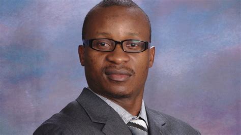 Чернокожий мужчина в очках · 1366x768 бесплатная фотография от Bradeya картинки и обои на