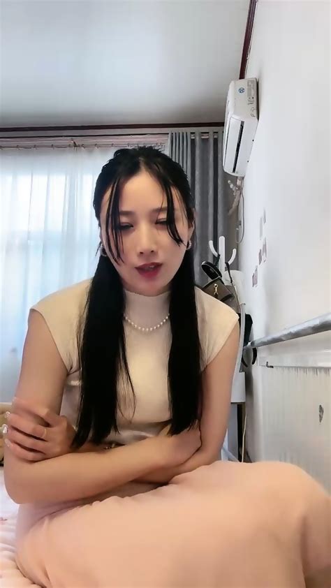 气质美少妇的诱惑搔首弄姿摆姿势，脱掉裙子揉骚穴 Eporner