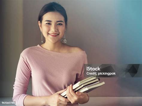 사람 학습 교육 및 학교 Conceptyoung 아시아 여성 학생 테이블에 앉아서 노트북에 쓰기 아름 다운 아시아 여자와 스마트폰 사용 하 고 책에 쓰기 공부에 대한 스톡