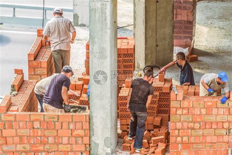 工人在建筑工地作高清图片下载 正版图片505361629 摄图网