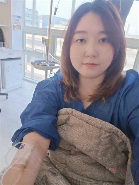 나 오늘 허리디스크 수술해 수술복 입고 수액 맞으니 좀 실감나넹ㅎㅎ 사실 수술은 의사선생님께서 잘 해주실 거라 걱정없고 아픈 것도 괜찮은데 열흘 못 씻는다는 게 젤 슬퍼
