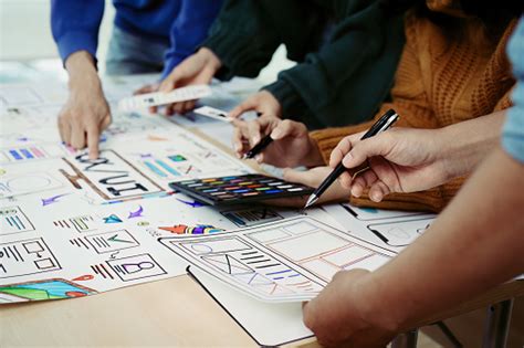 크리에이티브 웹 팀 휴대폰용 그래픽 디자이너 계획 휴대폰 애플리케이션용 드로잉 웹 사이트 Ux Ui 앱 및 개발 템플릿 레이아웃 프로토타입 와이어프레임 개발 프로세스