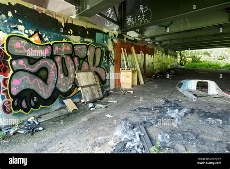 Contrasts This Image Of Graffiti By The Thames Near Oxford Does Not
