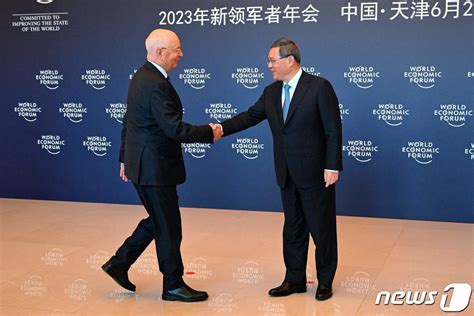 슈밥 세계경제포럼 회장과 악수하는 리창 中 총리