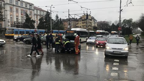 Катастрофа блокира движението в центъра на София СНИМКИ Nova