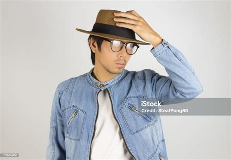 청바지 또는 데님 재킷에 젊은 아시아 남자 안경과 만지는 모자를 착용 검은색에 대한 스톡 사진 및 기타 이미지 검은색 남성