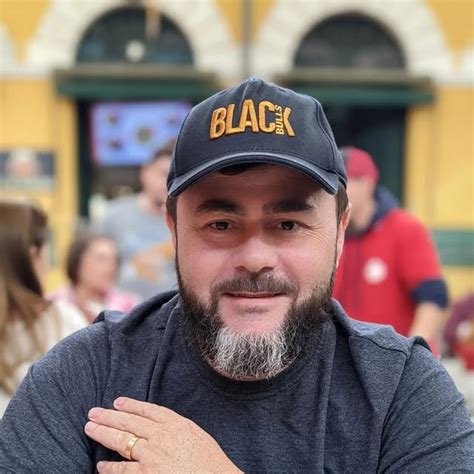 Janes Fidélis Tomelin Prof Janes • Threads Say More