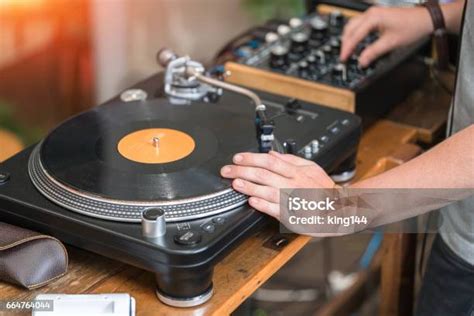 Dj는 힙합 파티에서 음악을 재생 합니다 턴테이블 비닐 레코드 플레이어 스크래치 비닐 레코드와 믹스 트랙 디스크 자키에 대 한 아날로그 사운드 기술 Dj에 대한 스톡 사진