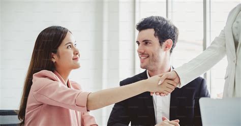 사무실의 회의실에서 팀워크와 합의 개념을 위해 악수를 하는 다양성 사업가 그룹 사진 Unsplash의 힘 이미지