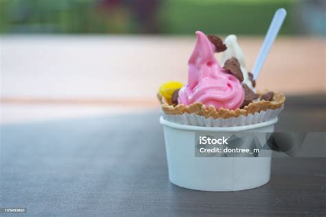 와플 컵에 많은 사탕 토핑을 곁들인 요구르트 소프트 크림 밀크와 딸기 과일에 대한 스톡 사진 및 기타 이미지 과일 냉동된 냉동식품 Istock