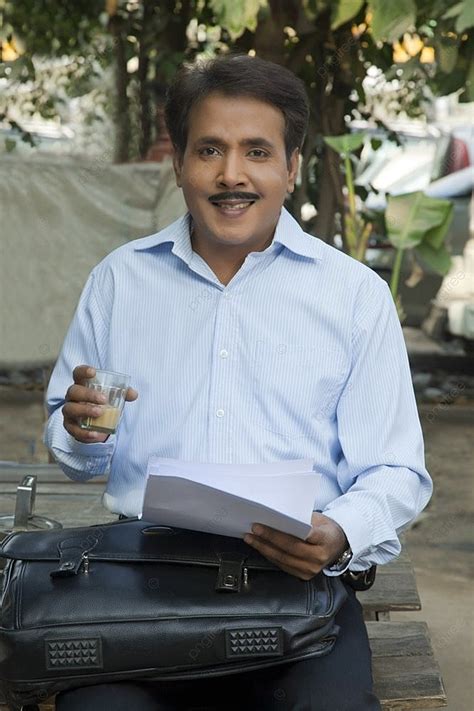 카메라를 보고 웃는 세일즈맨 벡터 배경 및 무료 다운로드를위한 그림 Pngtree