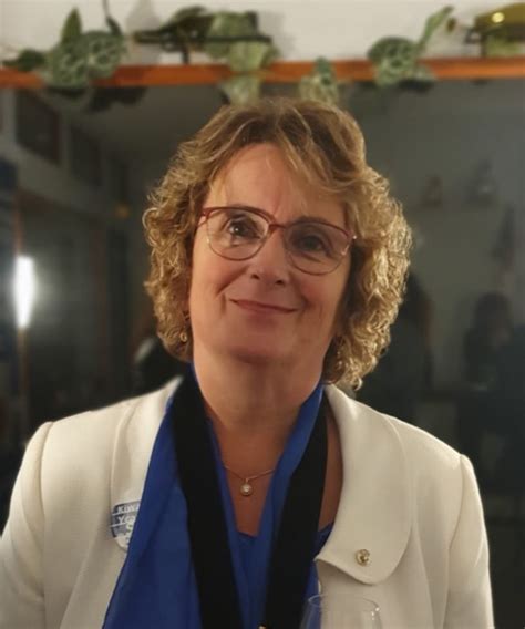 Sens Christine Jan Tenir La Main Dun Enfant Parce Quil A Peur Et