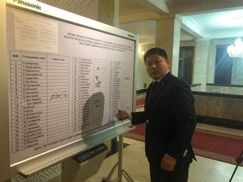 Х Нямбаатар гишүүн УИХ ыг тараах тогтоолын төсөлд гарын үсэг зурлаа