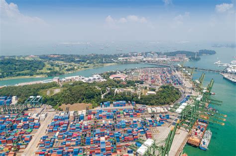 물류 및 운송 컨테이너 화물 선박 및 화물의 조선소에서 크레인 공장 산업 건물에 대한 스톡 사진 및 기타 이미지 공장 산업 건물 교통수단 금융 Istock