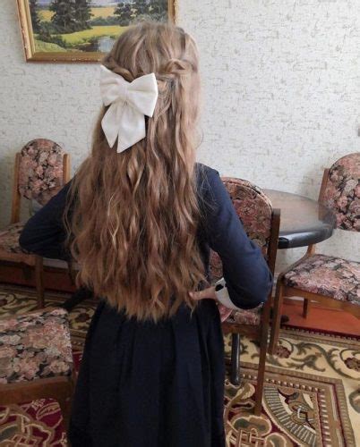 Модные прически с 1 бантом для девочек на 1 сентября