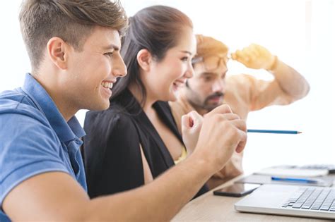 초상화 젊은 아시아 창조적 인 비즈니스 맨 작업 성공 프로젝트 와 팀 비즈니스 사람들 Weare 캐주얼 정장 의상 작업 행복 한 행동 현대 코워킹 공간 금융에 대한 스톡