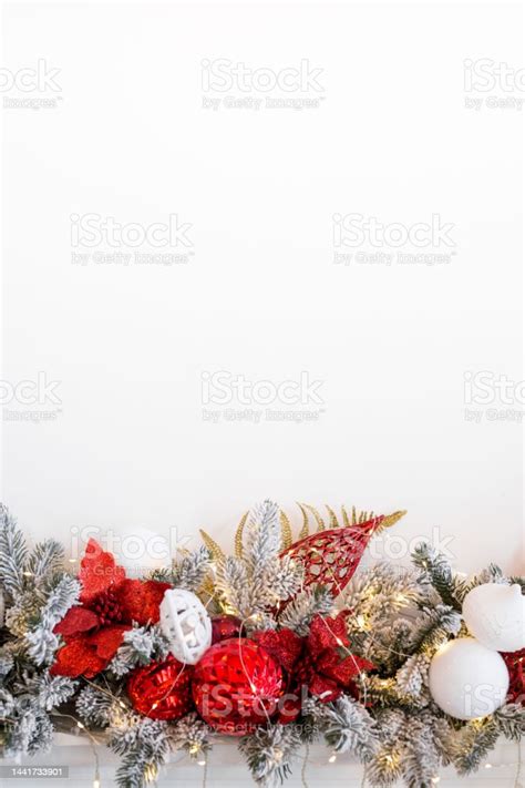 크리스마스 구성입니다 화환은 흰색 바탕에 빨간색과 흰색 공과 전나무 나뭇가지로 만들어졌습니다 크리스마스 겨울 새해 개념 플랫 레이 평면도 복사 공간 0명에 대한 스톡 사진