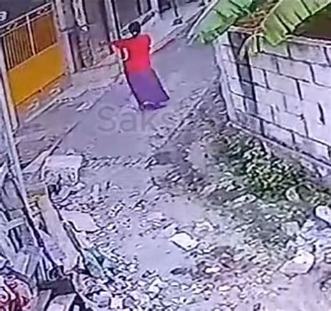 Kembali Berulah! Masriah Kini Sengaja Buang Sampah ke Depan Rumah Wiwik Sambil Joget