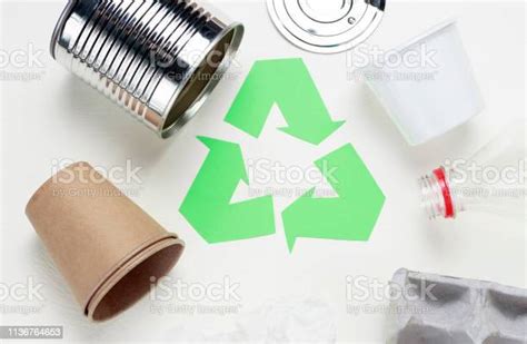 녹색 재활용 쓰레기 기호 및 플라스틱 흰색 바탕에 철 쓰레기 평면도 감소에 대한 스톡 사진 및 기타 이미지 감소 개념