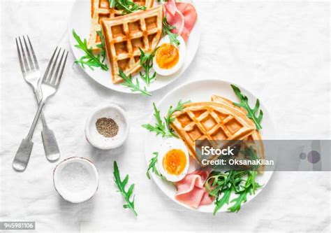 맛 있는 와플 삶은 계란 햄과 밝은 배경에 평면도 Arugula 감자와 아침을 제공 전채 간식 브런치입니다 맛 있는 건강 식품 개념입니다 평면 배치 감자 요리에 대한 스톡