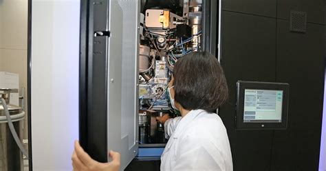 전자현미경 다루는 연구원