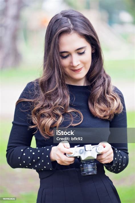 빈티지 카메라와 함께 야외에서 사진을 찍는 젊은 여자 사진 관광에 대한 스톡 사진 및 기타 이미지 관광 관광객 레저 활동 Istock