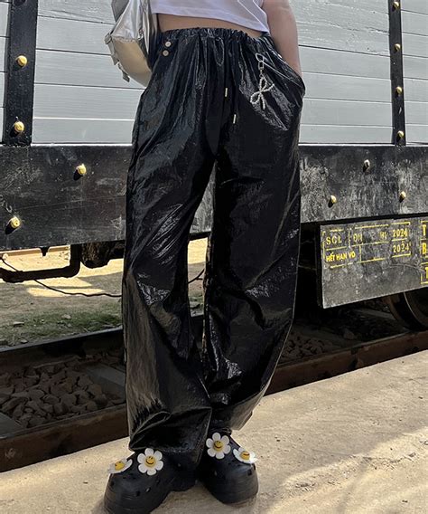 샤인 글로시 와이드 팬츠 2color 패러슈트팬츠 파라슈트팬츠 광택 유광 에나멜 나일론 가죽바지 레더팬츠 조거팬츠 통바지 긴바지 밴딩바지 유니섹스 남자바지 유니크