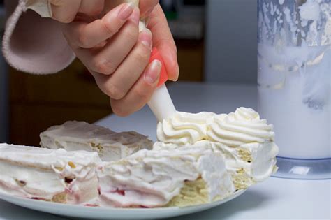 수 제 케이크의 준비입니다 케이크의 지위는 접시에 거짓말 여자는 과자 봉지에서 크림과 함께 그들을 장식 가방에 대한 스톡 사진 및 기타 이미지 Istock