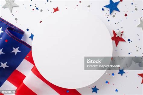 미국 독립기념일 개념입니다 파란색 흰색 빨간색 반짝이는 별과 복사 공간이 있는 흰색 격리된 배경에 있는 미국 국기로 둘러싸인 빈 원의 평면도 사진 0명에 대한 스톡 사진 및