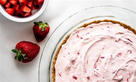 طرز تهیه پای توت فرنگی خامه‌ای؛ خوشمزه و مجلسی مجله اکالا