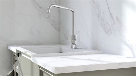 흰색 대리석 상단이있는 작고 현대적인 녹색 주방 카운터와 대리석 벽의 창문에서 햇빛이있는 세라믹 싱크대 라미네이트 플라스틱에 대한 스톡 사진 및 기타 이미지 Istock