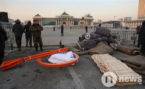 Жагсагчид Сүхбаатарын талбай дээр гэр барьж байна News Mn