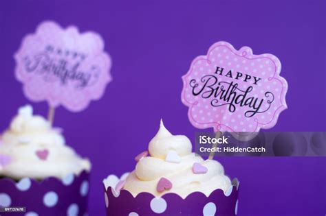 작은 장식 하트와 행복 한 생일 서명 보라색 배경에 바닐라 컵 케이크 파티 배경 보라색에 대한 스톡 사진 및 기타 이미지